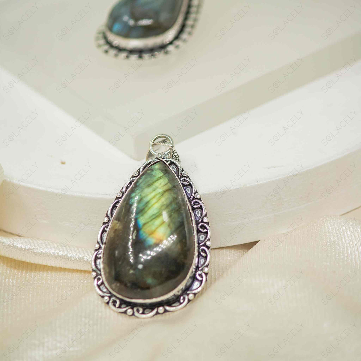 Labradorite Pendant for Emotional Healing - Solacely