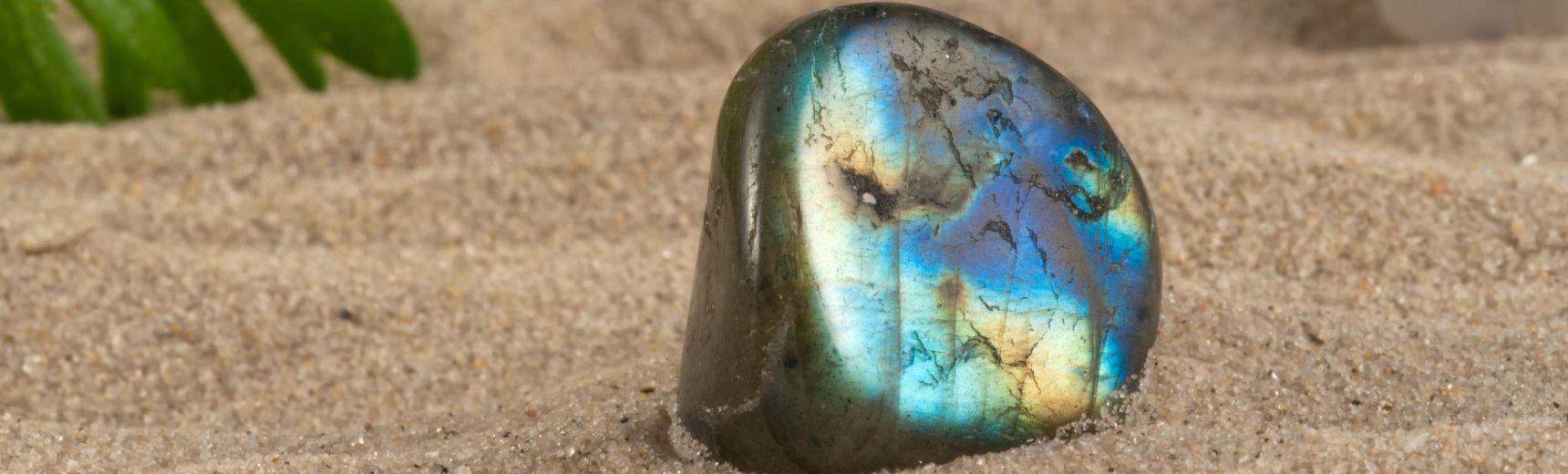 Labradorite Crystal Meaning, Properties, and Benefits - Solacely